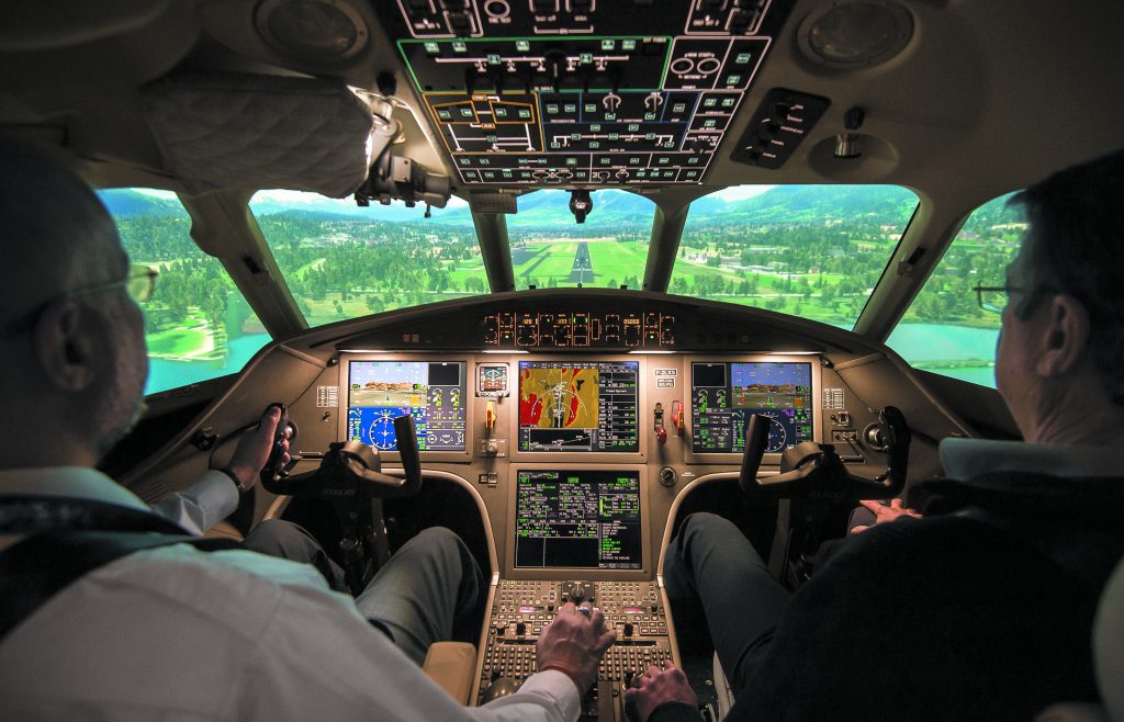 FlightSafety_Dassault_Falcon_2000LXS_flight-deck_simulator_Paris ...